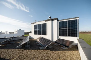 Vertical Solar Panels | Costs & Benefits in 2025